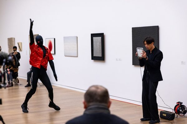 Performance in der Ausstellung »ZERO, Pop und Minimal – die Kunst der 1960er und 1970er Jahre ...
